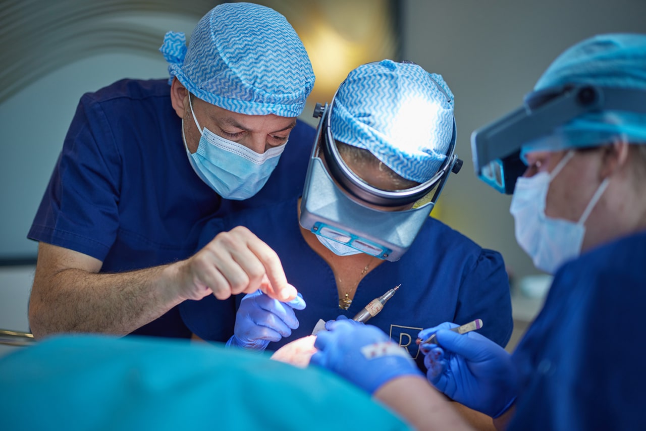 Calvitie Frontale : Définition, Diagnostic, Causes et Traitements